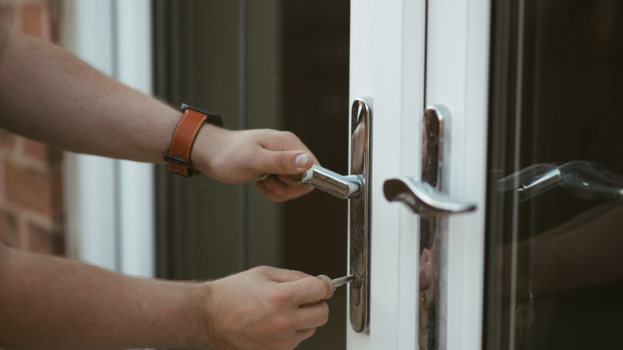 ¿SE PUEDE CERRAR CON LLAVE LA PUERTA DE TU PORTAL? - NOVE
